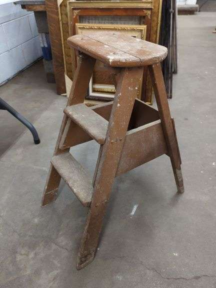 VINTAGE WOODEN STEP STOOL - Isabell Auction