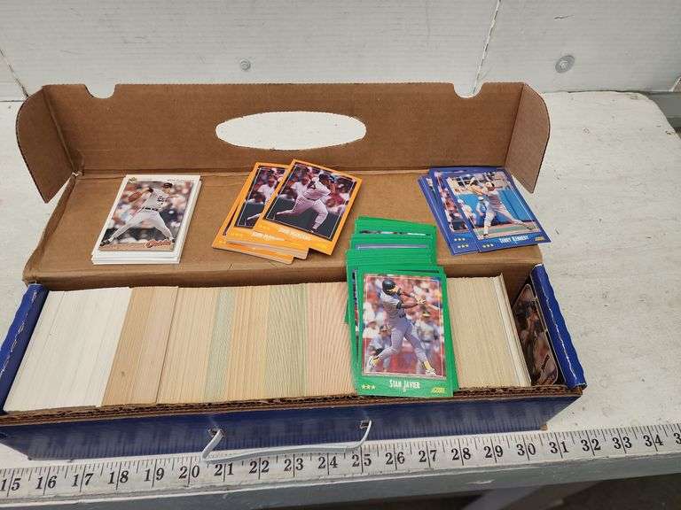 Assorted Baseball Cards - Isabell Auction