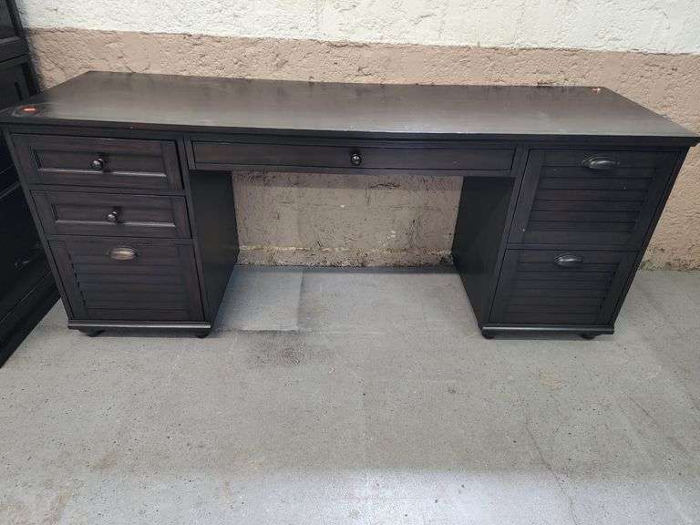 6 FT LONG DESK - Isabell Auction