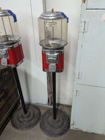 QUARTER CANDY MACHINE ON STAND - Isabell Auction
