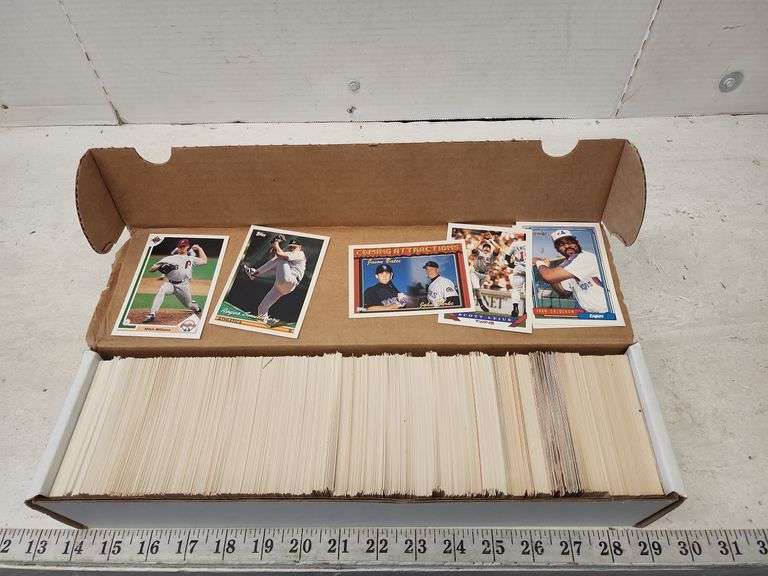 Assorted Baseball Cards - Isabell Auction