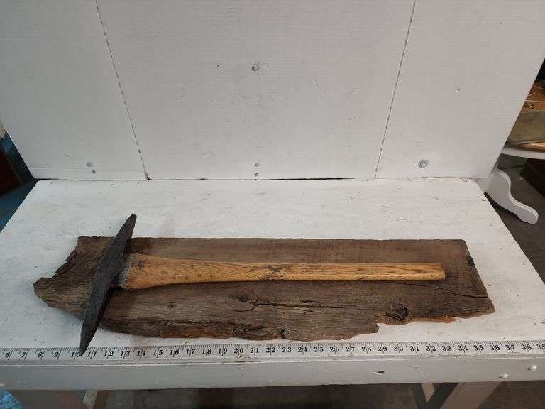 PICK AXE DISPLAY - Isabell Auction