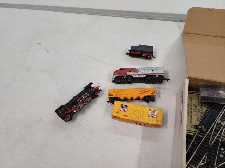 ASSORTED H.O. SCALE TRAIN PARTS, TRACK PCS. ETC - Isabell Auction