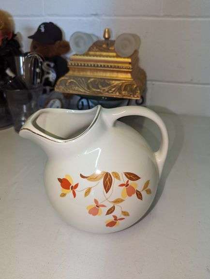 VINTAGE HALL JEWEL TEA PITCHER - Isabell Auction