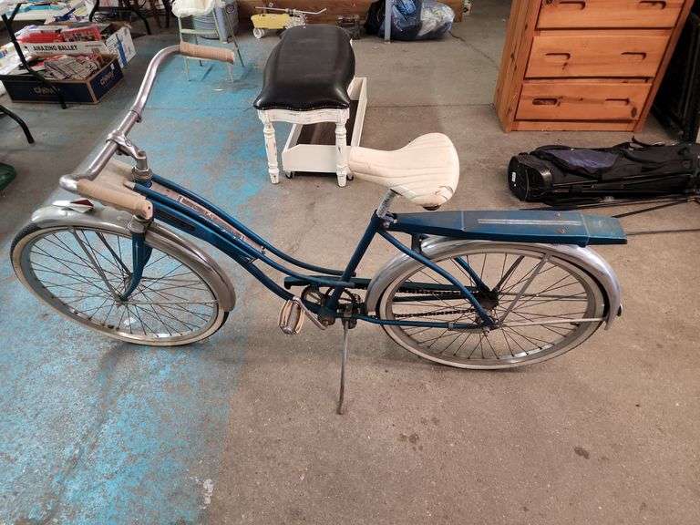 VINTAGE HUFFY BICYCLE - Isabell Auction