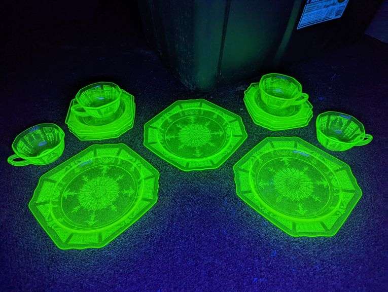 15-PIECE VINTAGE PRINCESS URANIUM GLASS DISHES - Isabell Auction