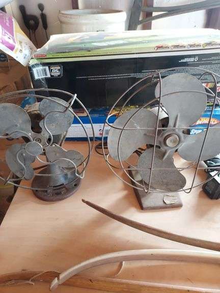 TWO VINTAGE METAL DESK FANS - Isabell Auction