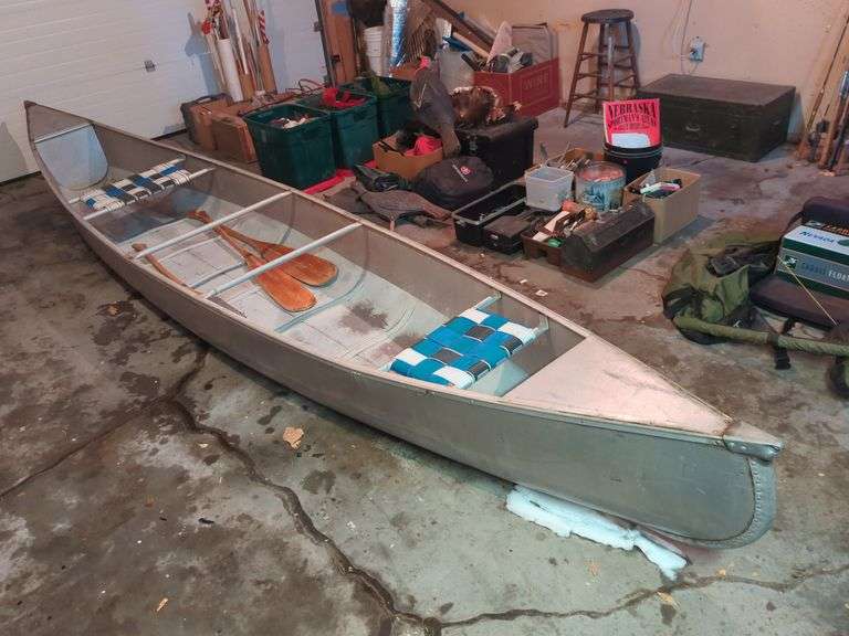 17-FT. ALUMINUM CANOE WITH OARS - Isabell Auction