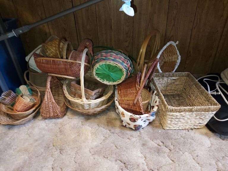 ASSORTED WICKER BASKETS - Isabell Auction
