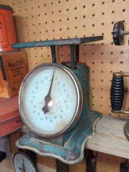 VINTAGE METAL SCALE - Isabell Auction