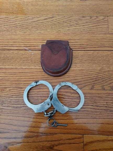 HANDCUFFS WITH KEY AND LEATHER BELT HOLSTER - Isabell Auction
