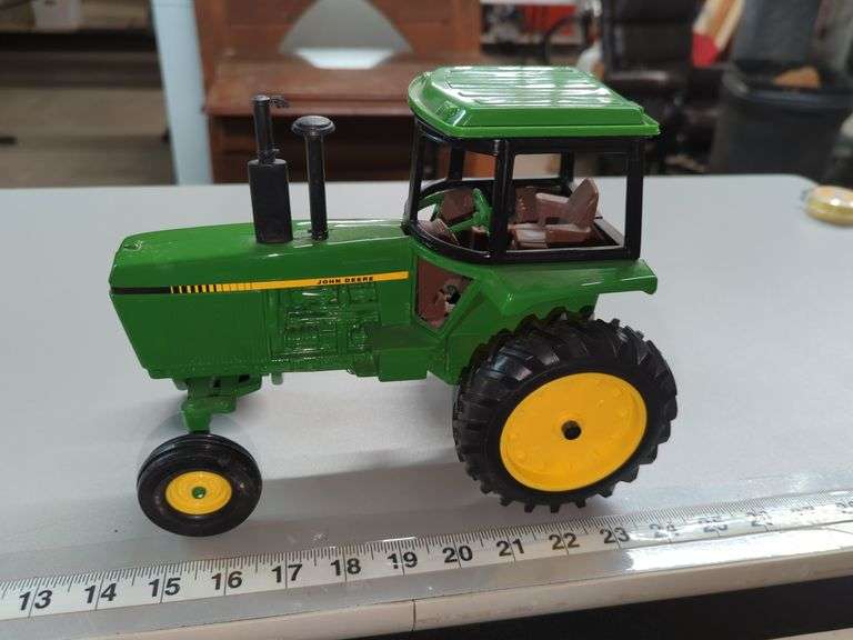 JOHN DEERE TRACTOR DIE-CAST COLLECTIBLE MODEL - Isabell Auction