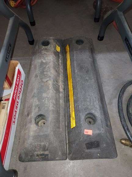 2 WHEEL CHOCK BLOCKS - Isabell Auction