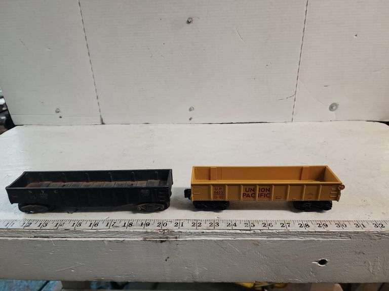 PAIR OF O SCALE TRAIN CARS - Isabell Auction