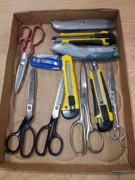 LOT OF ASSORTED UTILITY KNIVES AND SCISSORS - Isabell Auction