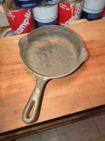 GRISWOLD 7" CAST IRON SKILLET - Isabell Auction