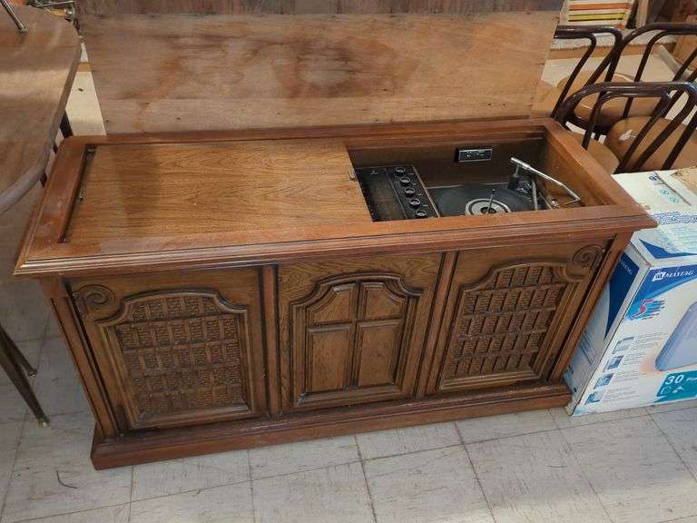 VINTAGE MAGNAVOX SLIDE-TOP CONSOLE STEREO - Isabell Auction