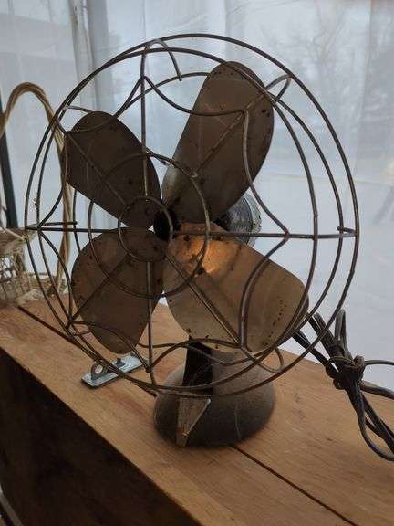 VINTAGE ESKIMO DESK FAN - Isabell Auction