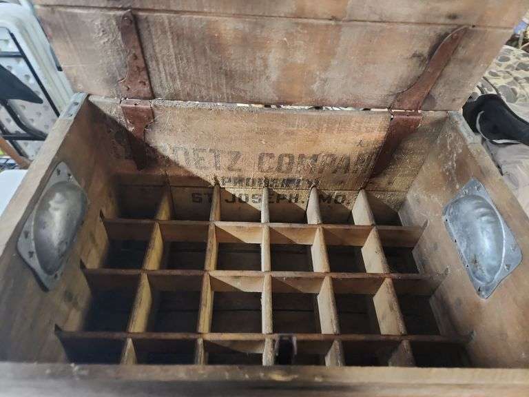 GOETZ CO. BEER CRATE - Isabell Auction