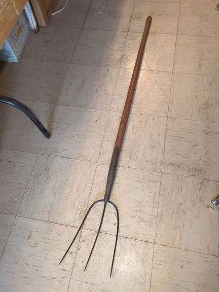 VINTAGE 3-TINE PITCHFORK - Isabell Auction