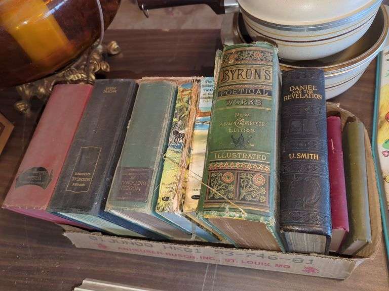 LOT OF ASST'D VINTAGE HARDBACK BOOKS - Isabell Auction