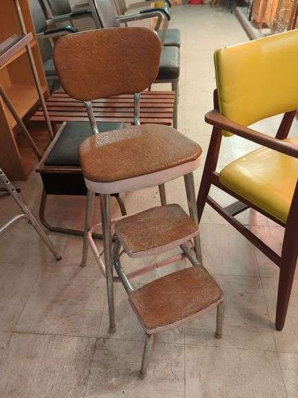 VINTAGE KITCHEN STOOL - Isabell Auction