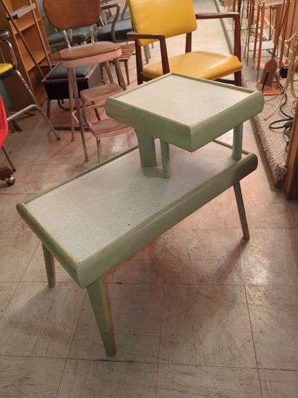 VINTAGE STEP END TABLE - Isabell Auction