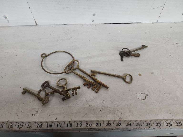 ASSORTED KEYS - Isabell Auction