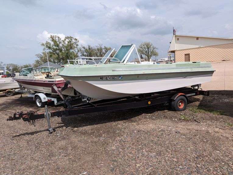 JOHNSON 16-FT. TRI-HULL BOAT WITH INBOARD/OUTBOARD MOTOR (UNKNOWN ...