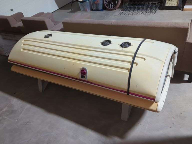 SUNVISION PRO 28LXF TANNING BED (250V. 30-AMP) (CRACKS AROUND CONTROLS ...