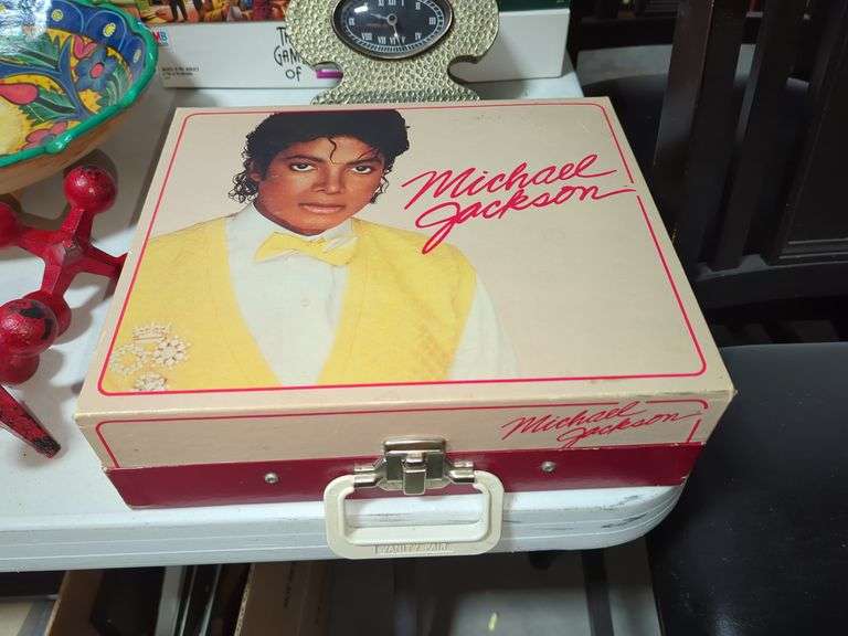 MICHAEL JACKSON PORTABLE PHONOGRAPH RECORD PLAYER - Isabell Auction