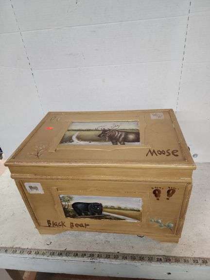 18 X 13 IN. WOOD DECORATIVE BOX - Isabell Auction