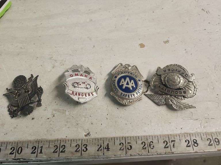 ASSORTED BADGES - Isabell Auction