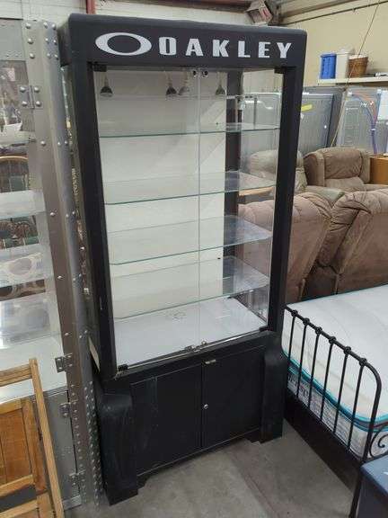 OAKLEY DISPLAY CABINET (NO KEYS) (35"W X 73"T X 21"D) - Isabell Auction
