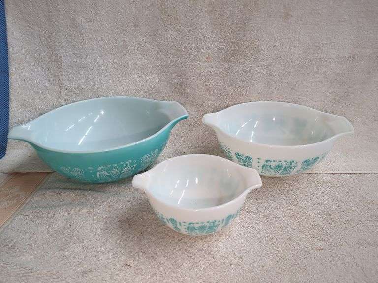 3-PC. VINTAGE PYREX BOWL SET - Isabell Auction