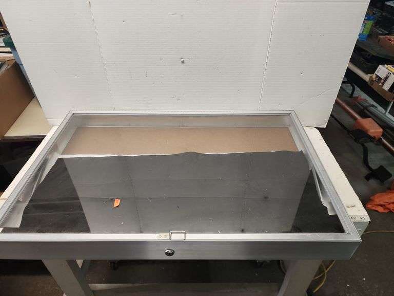 22 X 34 IN X 3 IN DEEP TABLE TOP SHOW CASE - Isabell Auction