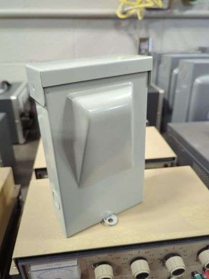 CUTLER-HAMMER 60-AMP 240-V PULL-OUT SWITCH BOX - Isabell Auction
