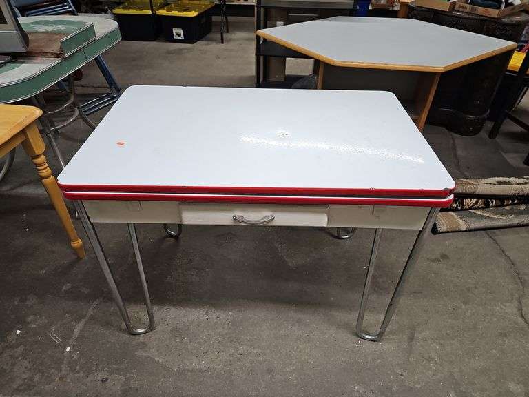 VINTAGE ENAMEL TOP KITCHEN TABLE - Isabell Auction
