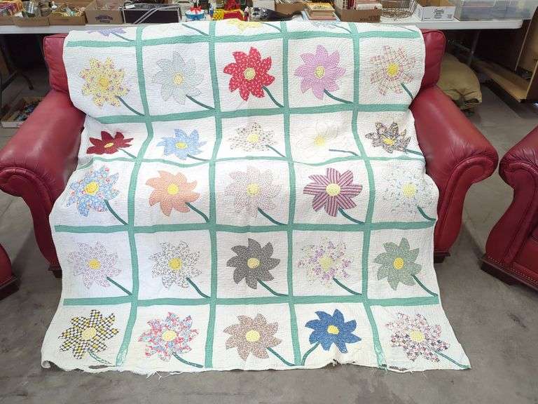 VINTAGE FLOWER PATTERN QUILT - Isabell Auction