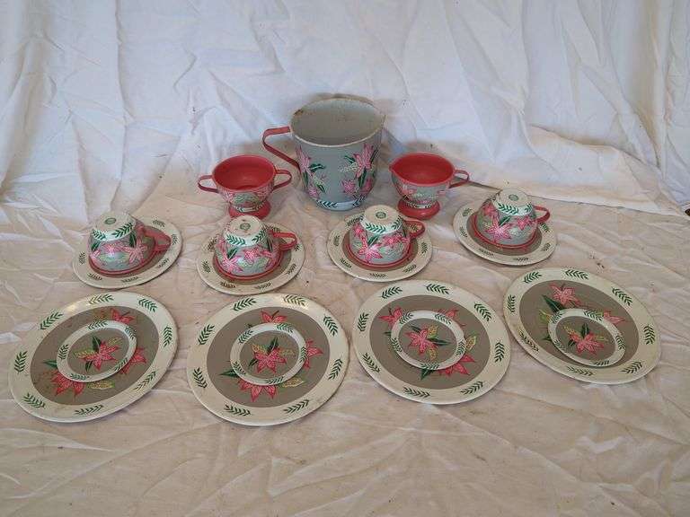 VINTAGE METAL CHILD'S TEA SET - Isabell Auction