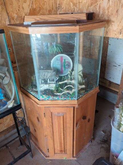 CORNER AQUARIUM WITH STAND & ACCESSORIES - Isabell Auction