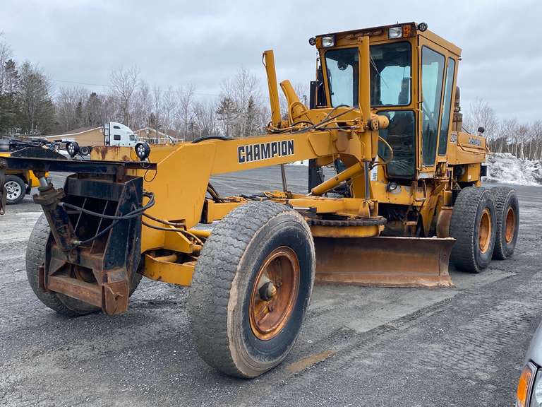 1988 Champion 720A Motor Grader with Plow and Wing - Jardine Auctioneers
