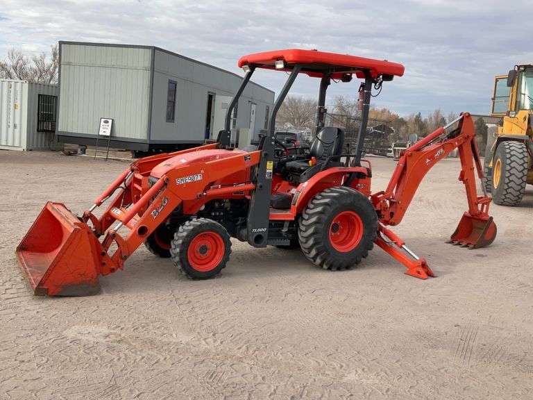 2016 Kubota B26 4x4 Mini Loader Backhoe - J&J Auctioneers LLC
