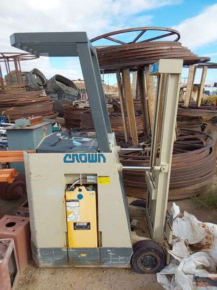 Inoperable Crown 25RC TF Upright forklift - J&J Auctioneers LLC