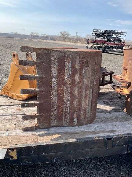 36in Backhoe Bucket - J&J Auctioneers LLC