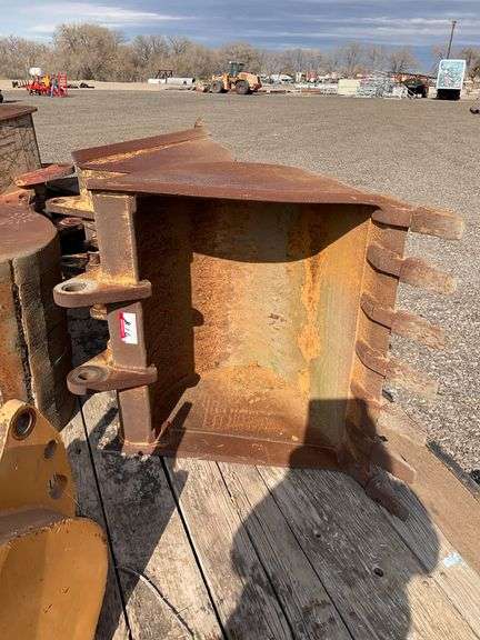 36in Backhoe Bucket - J&J Auctioneers LLC