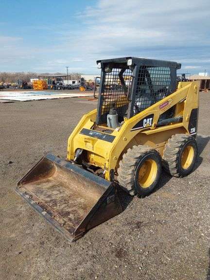 1999 Cat 236 Skid Steer Loader - J&J Auctioneers LLC
