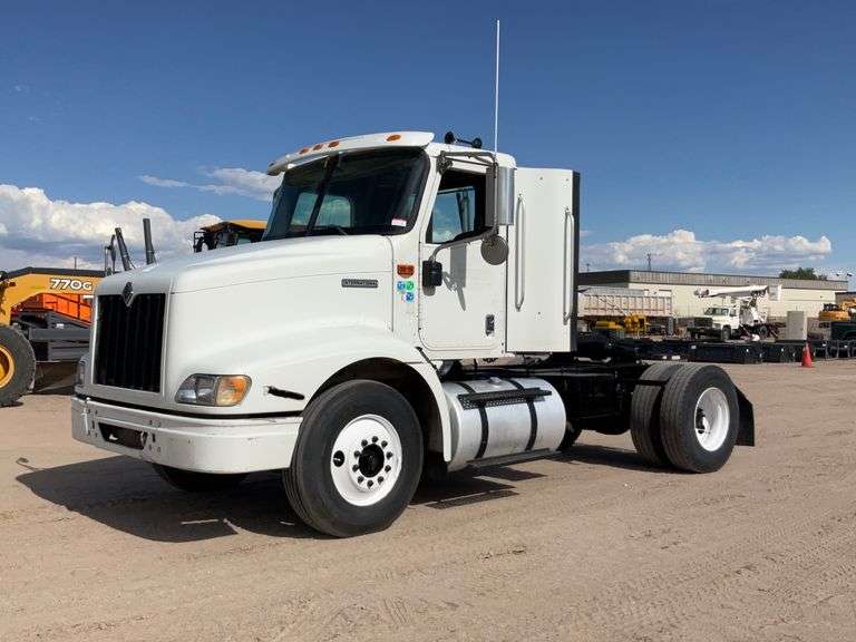2000 International 9100i S/A Truck Tractor - J&J Auctioneers LLC
