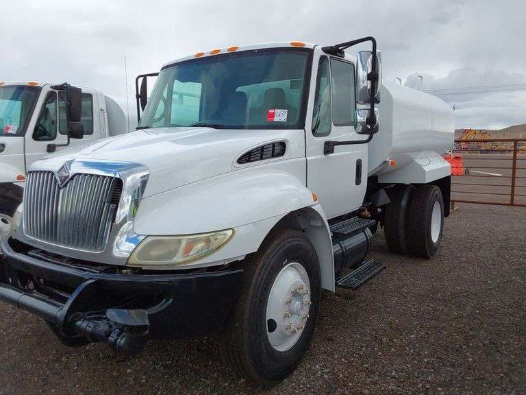 2006 International 4300 S/A Water Truck - J&J Auctioneers LLC