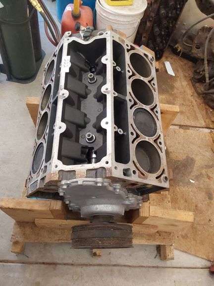 V-8 Engine Block W/ Heads - J&J Auctioneers LLC